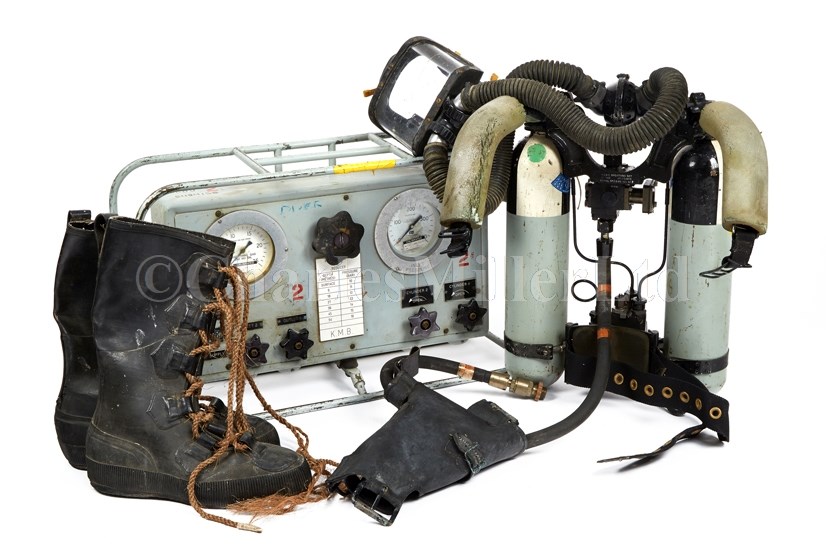 Lot 171 - A ROYAL NAVY S.D.D.E. DIVING SET,...