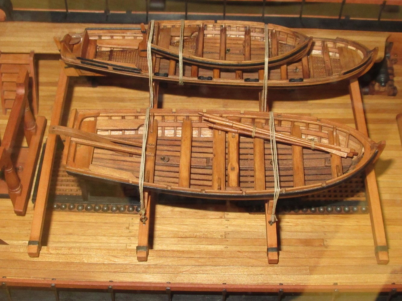 Lot 118 - A FINELY CARVED AND PRESENTED 1:48 SCALE