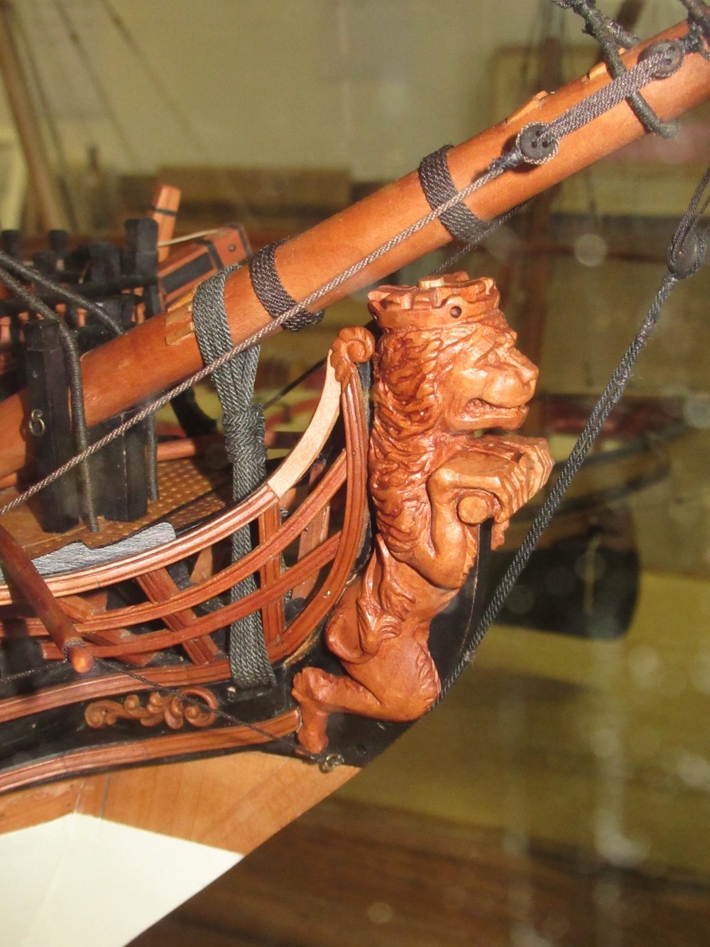 Lot 118 - A FINELY CARVED AND PRESENTED 1:48 SCALE