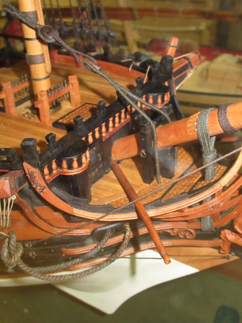 Lot 118 - A FINELY CARVED AND PRESENTED 1:48 SCALE