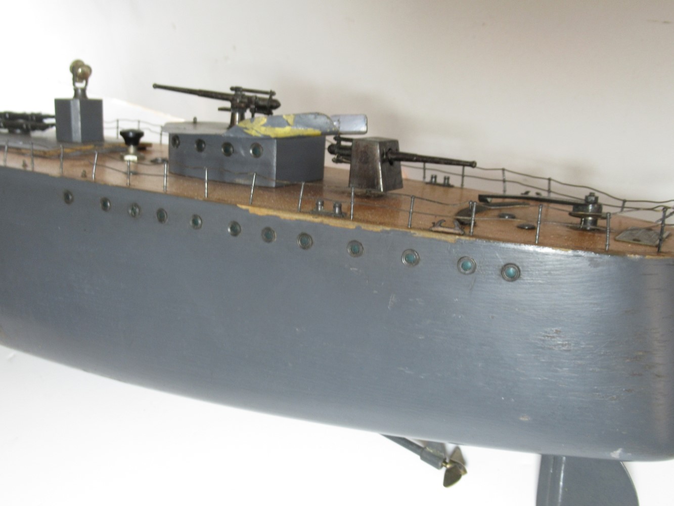 Lot 277 - A WORKING SCALE MODEL OF A DESTROYER BY