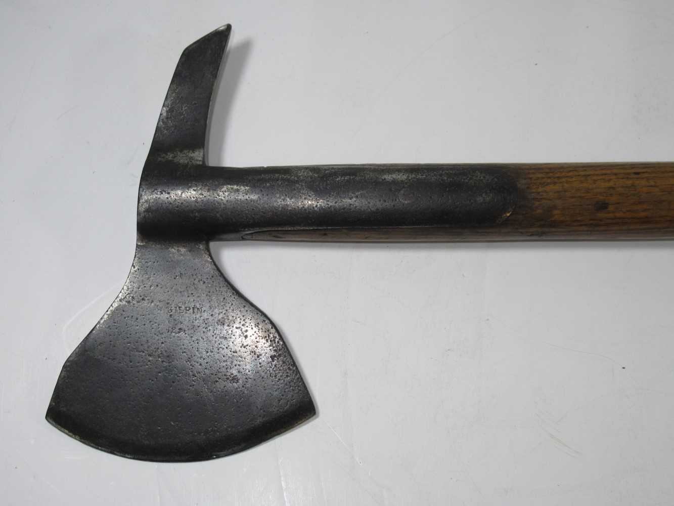 Lot 163 - AN EARLY 19TH CENTURY NAVAL BOARDING AXE BY