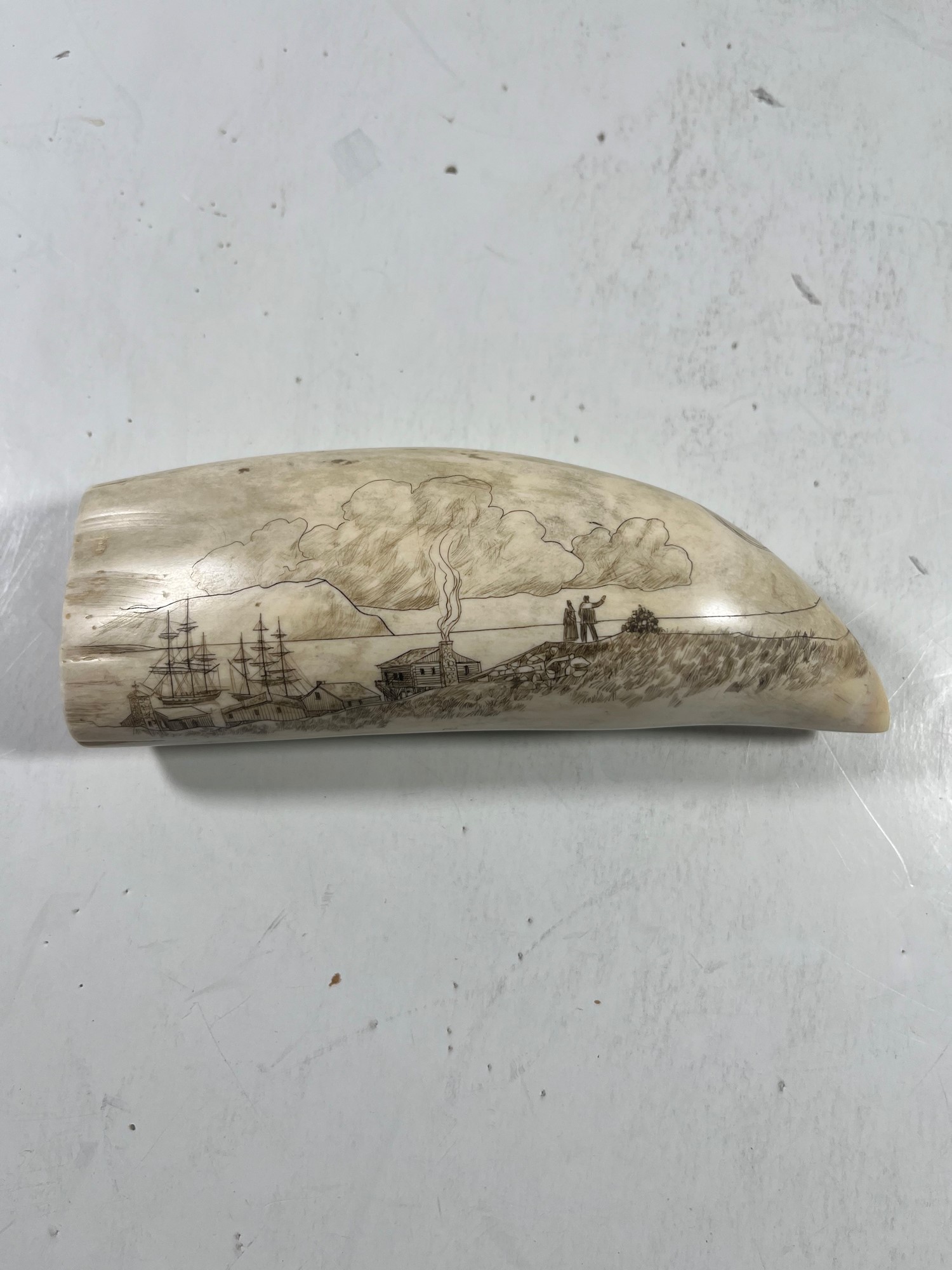 Lot 11 - Ø AN EARLY 20TH CENTURY SCRIMSHAW WHALE TOOTH