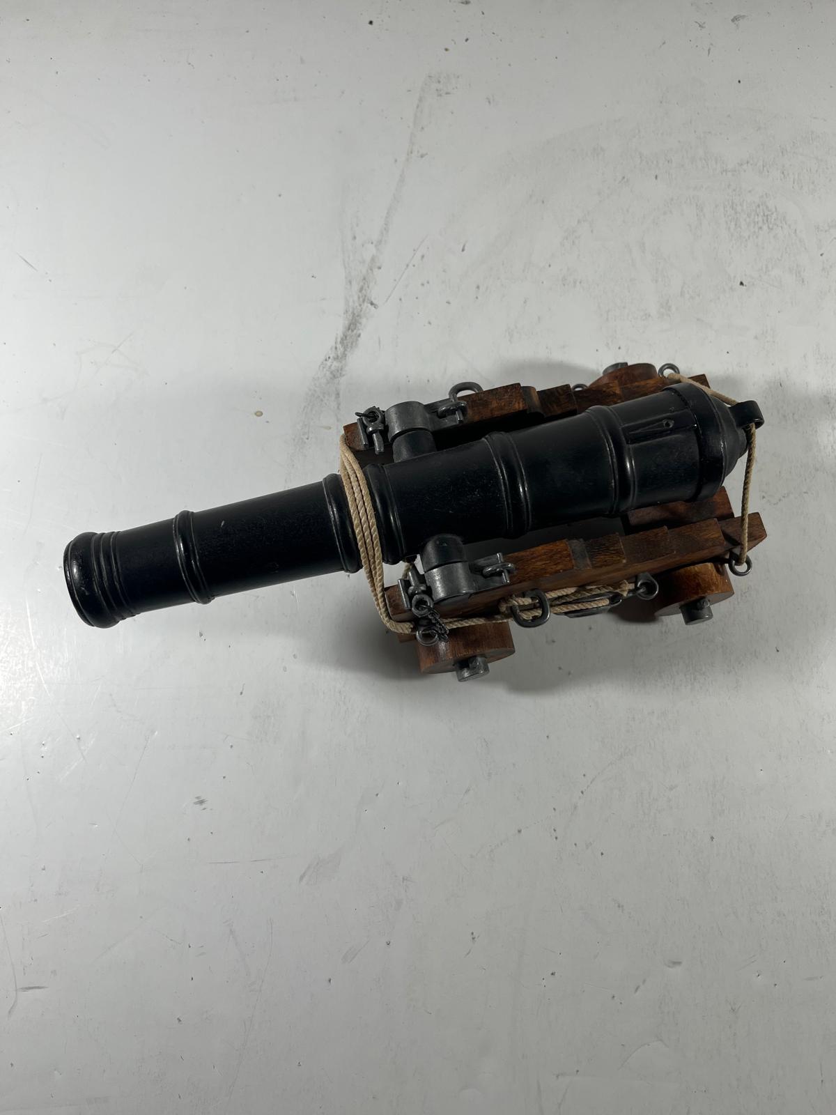 Lot 83 - A MODERN MODEL OF AN 18TH CENTURY NAVAL GUN