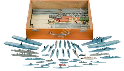 Lot 324 - A QUANTITY OF TRI-ANG WATERLINE 1:1250 ROYAL