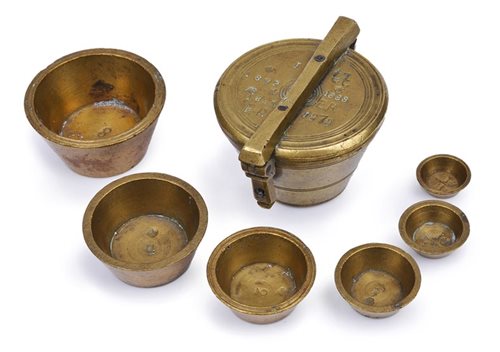 Lot 272 - A NEST OF BRASS CONTINENTAL CUP WEIGHTS,
